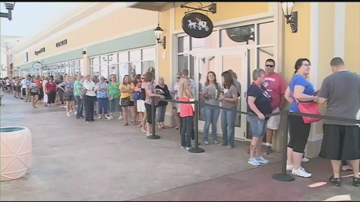 Shoppers pack Outlet Shoppes of the Bluegrass for grand opening