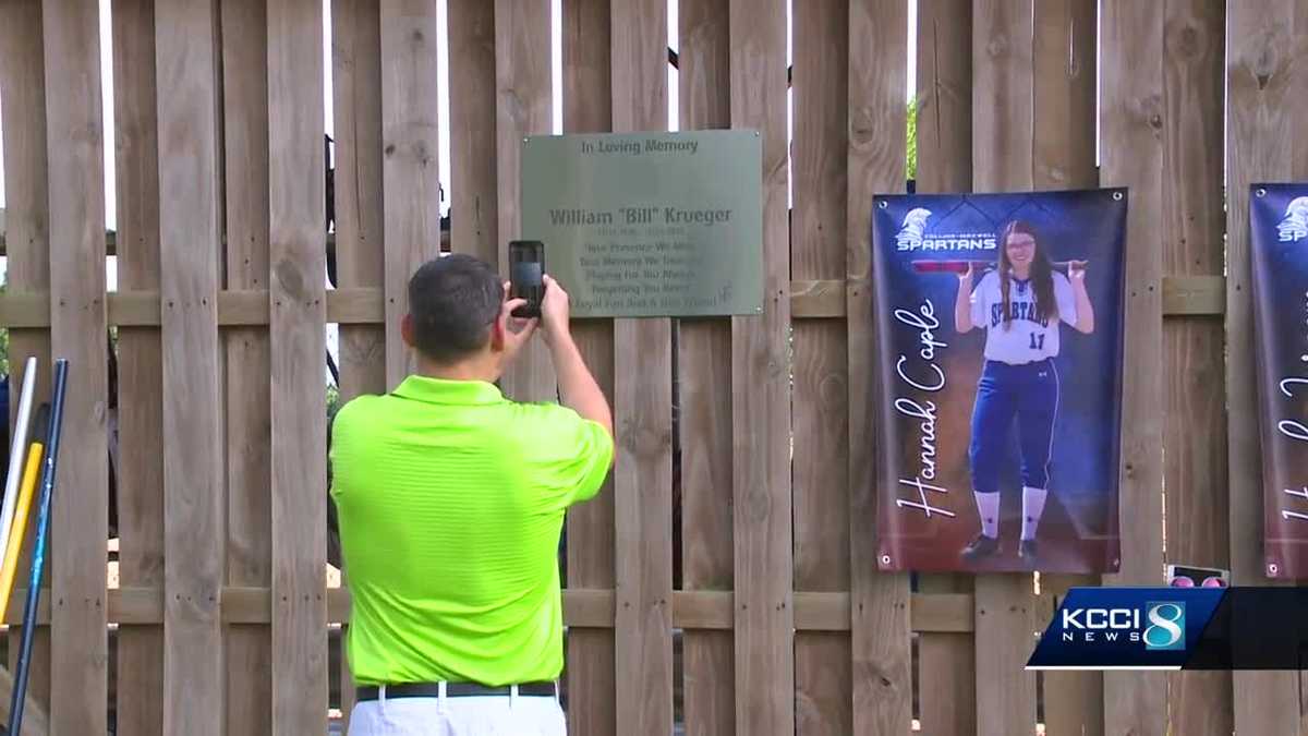 Collins-Maxwell, Baxter honor late fan