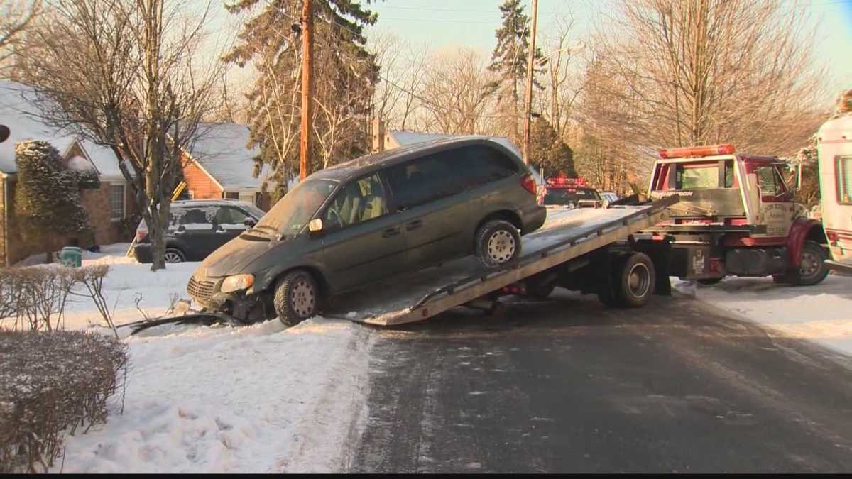 Minivan crashes into house in Penn Hills