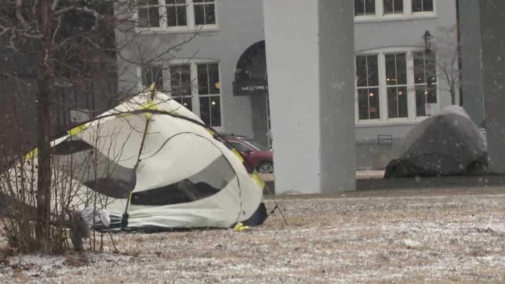 Milwaukee homeless outreach groups rush to get people to warming shelters