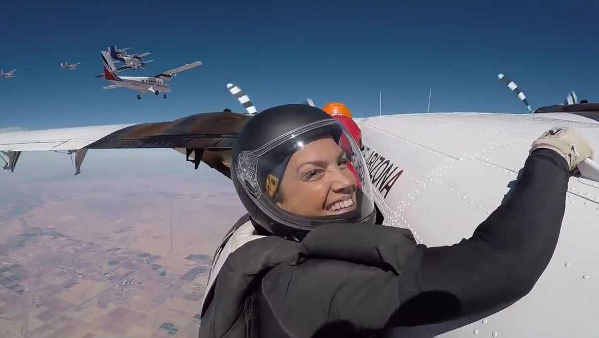 Video shows 217 skydivers making pattern as part of new record attempt