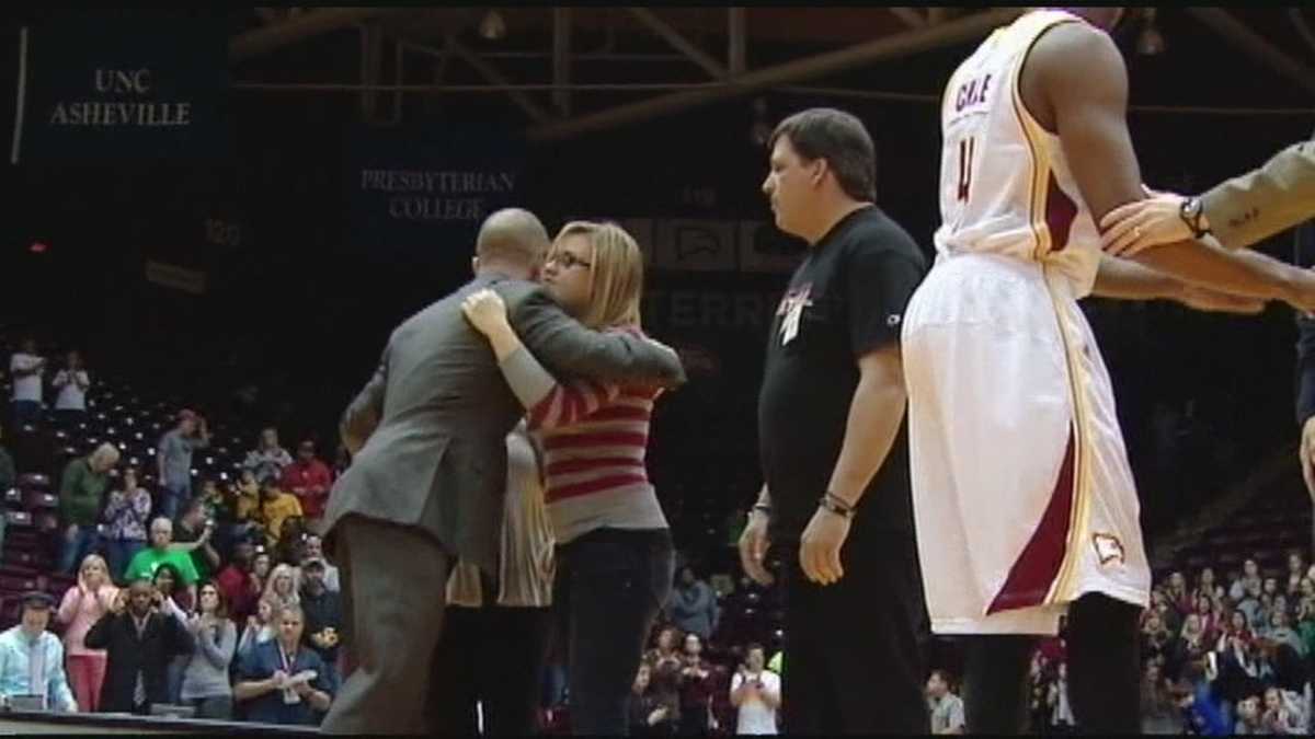 Basketball team honors Sandy Hook victims
