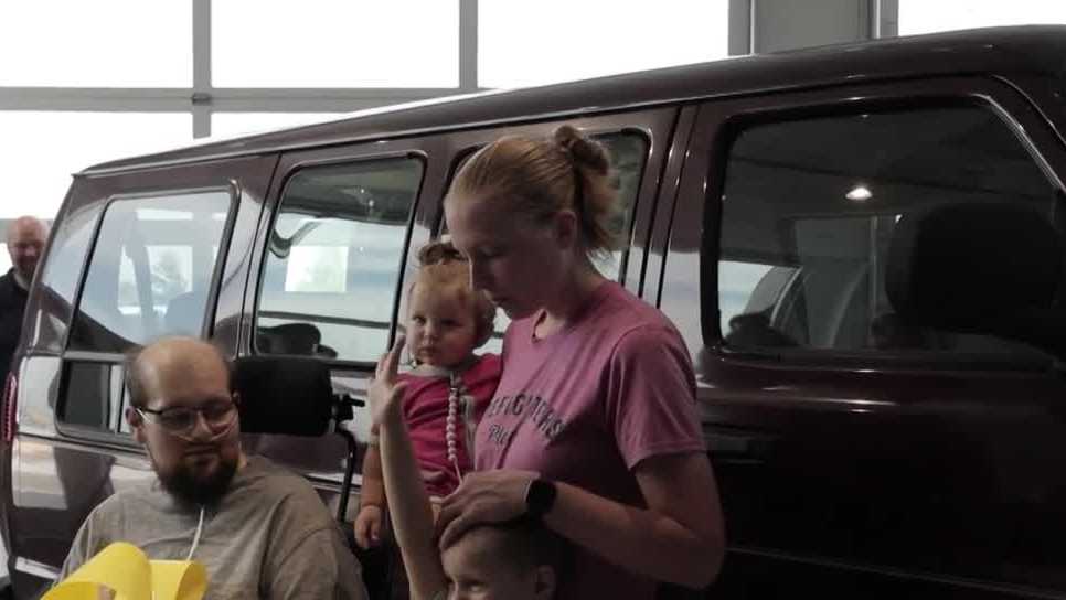 Lincoln family surprised with new handicapped-accessible van