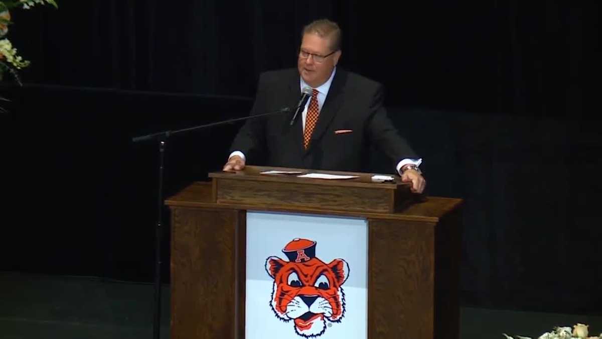 Andy Burcham speaks at Bramblett funeral in Auburn