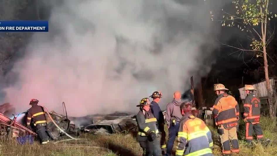 Firefighters battle Bullitt County mobile home blaze