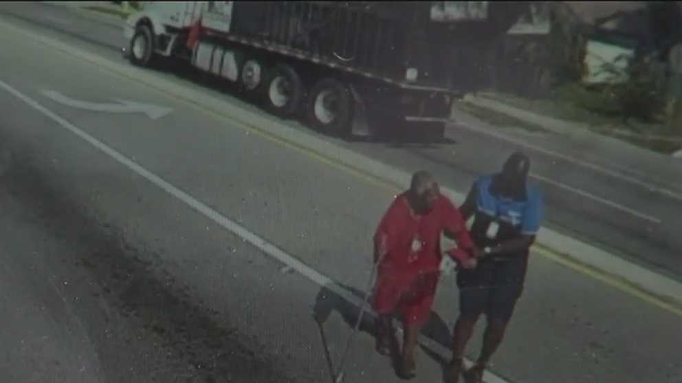 'Made me really feel good': Bus driver helps struggling pedestrian