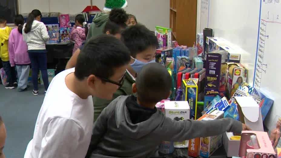 Suy:u Elementary School gives Christmas presents for all students