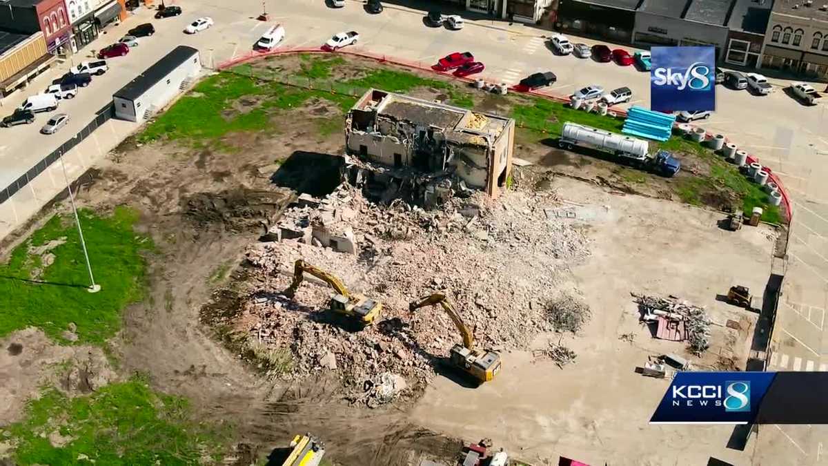 Down it goes! Crumbling Warren County Courthouse demolished
