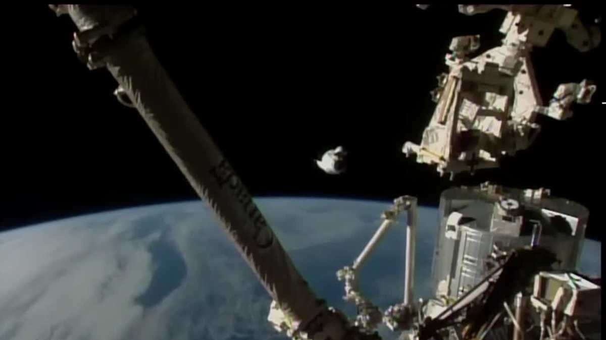 SpaceX Dragon capsule docks at ISS