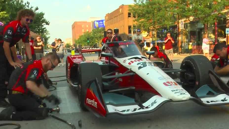 INDYCAR pit crews face off in downtown Des Moines
