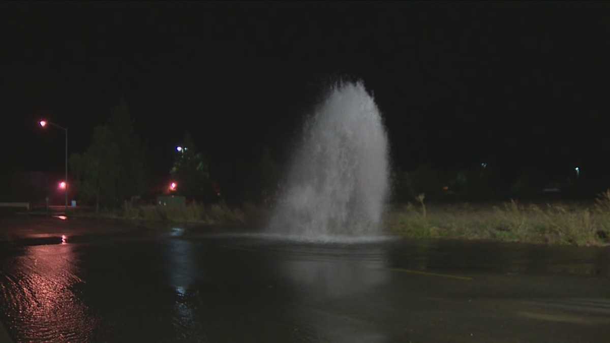 Broken fire hydrant in West Sac gushes water 30 feet