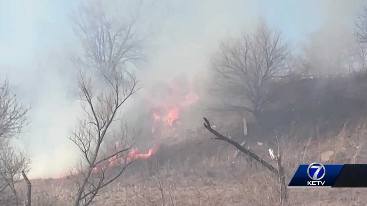 Omaha fire crews battle brush fire near Interstate 680