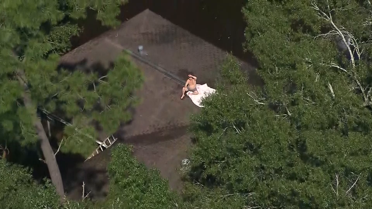 Jaw-dropping video shows rescue of people stuck on roof due to Harvey ...