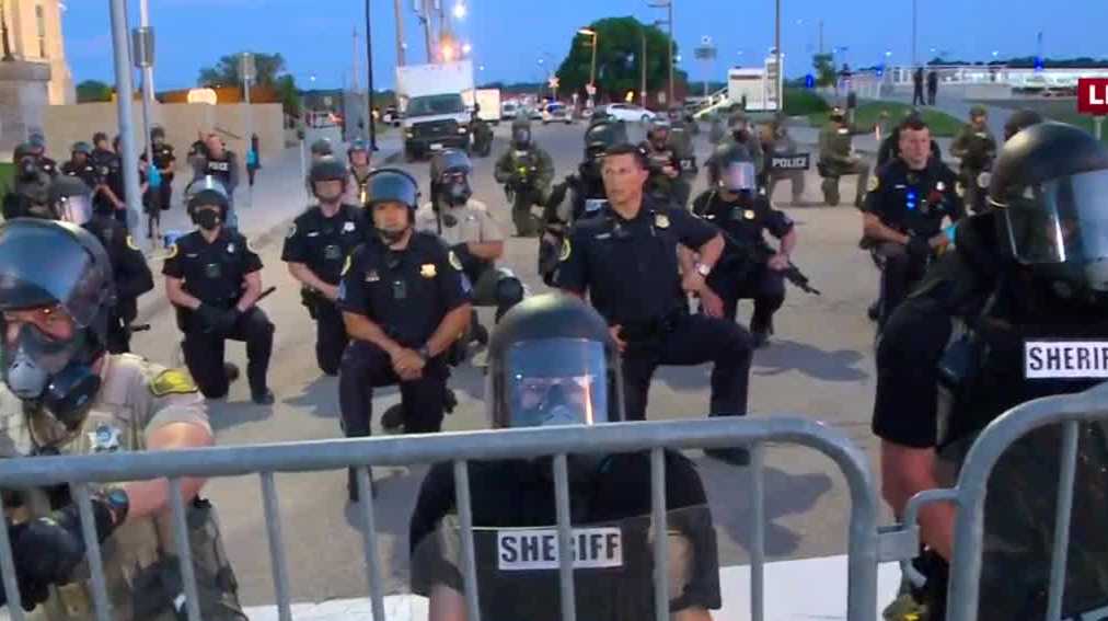 WATCH: Des Moines law enforcement kneels with protesters, dispersing group