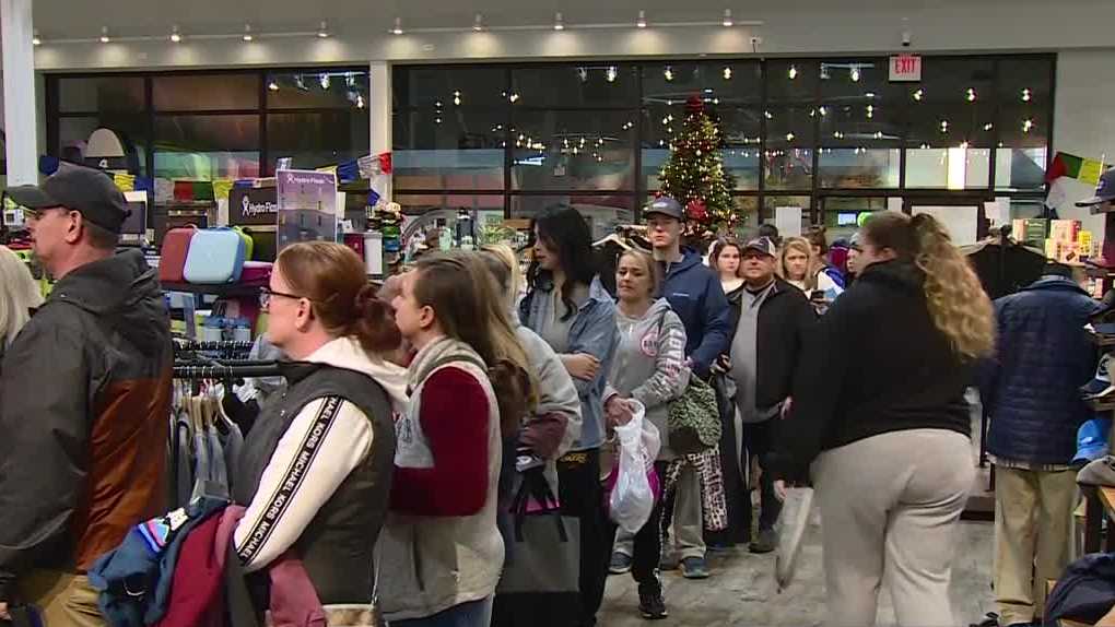 Shoppers beat busy crowds to return Christmas gifts before retail ...