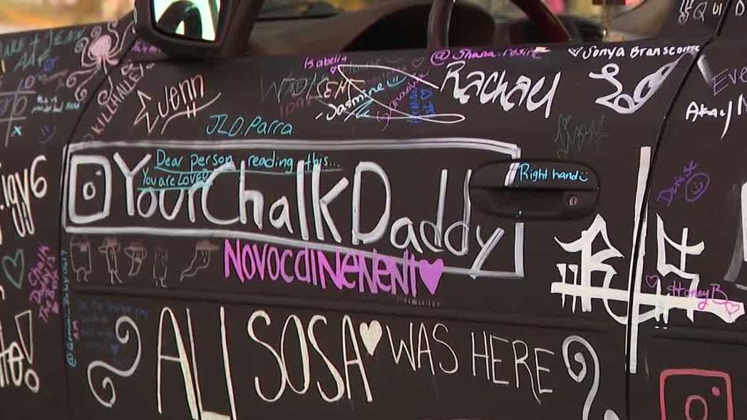 Florida man turns car into chalkboard, thousands sign it