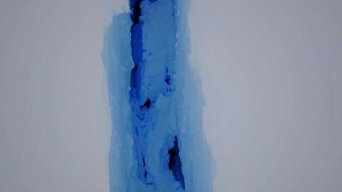 Huge Crack in Ice Evacuates Scientists in Antarctica
