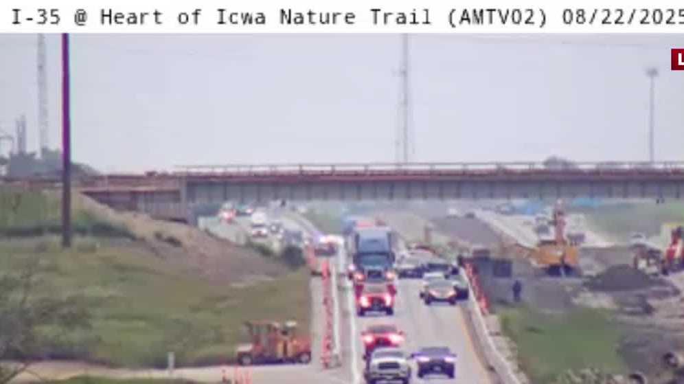 Crash backs up traffic on Interstate 35