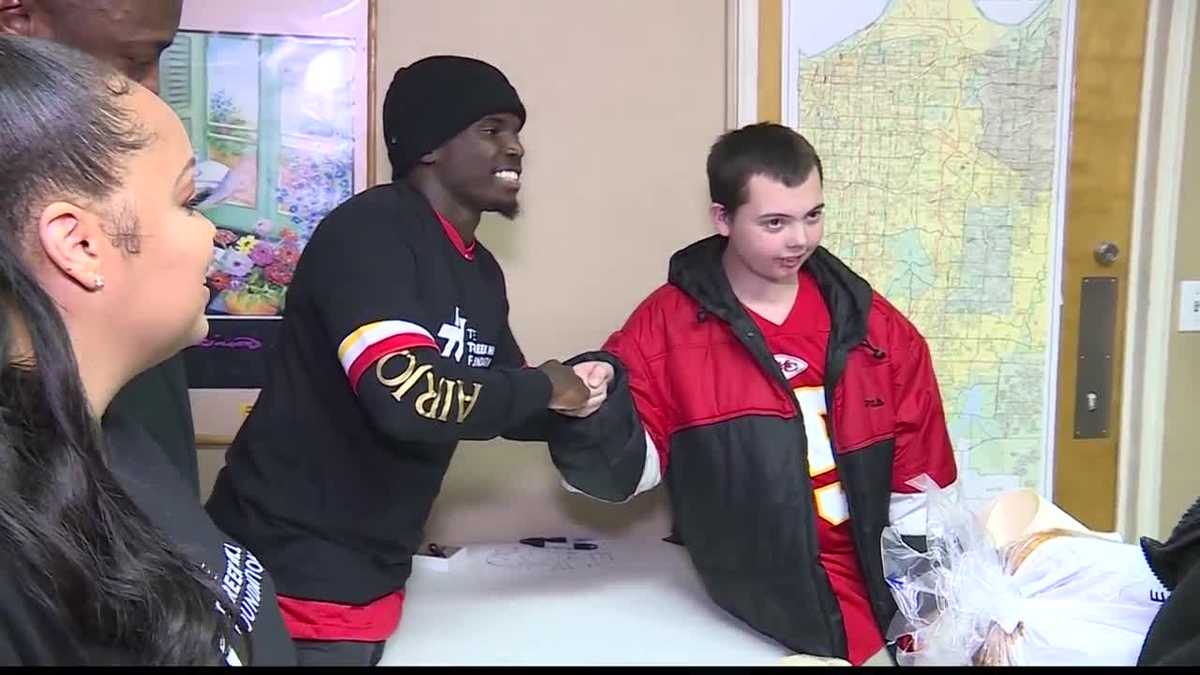 Tyreek Hill helps distribute food to those in need