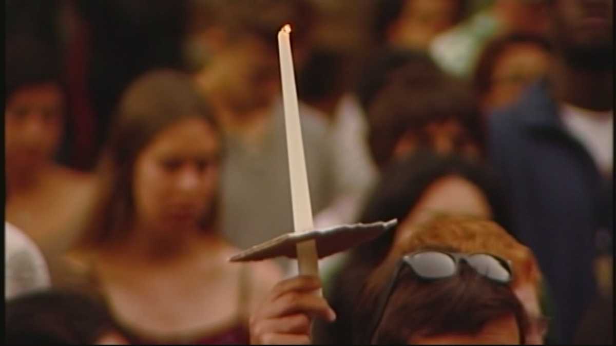 UC Santa Cruz students mourn victims of UC Santa Barbara rampage