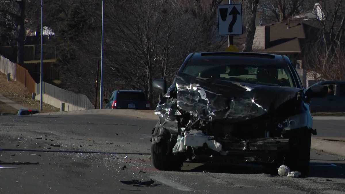La Vista police investigate deadly crash