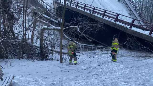 Close up video shows crews at site of Pittsburgh bridge collapse