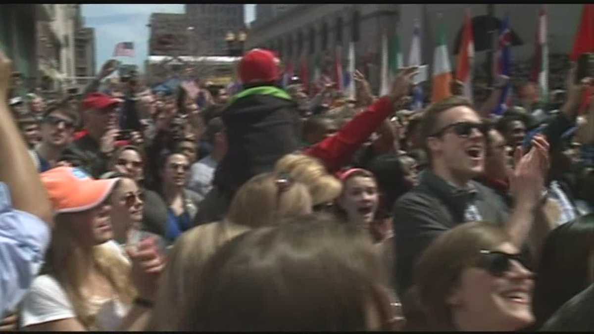 Enthusiastic crowd cheers runners