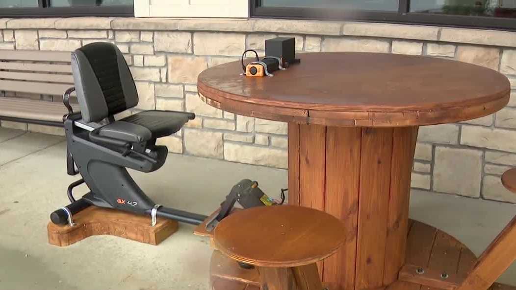 Etown High School students bring power bench to local park