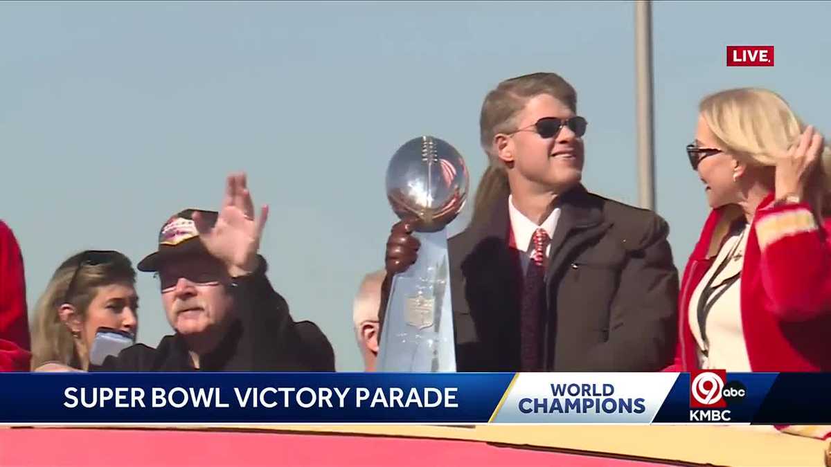 VIDEO: Clark Hunt, Andy Reid and the Lombardi Trophy arrive