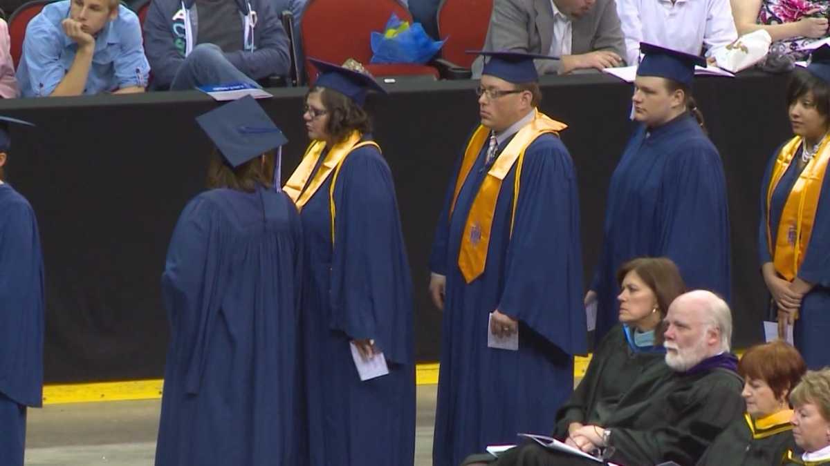 Iowa family of four all graduate college at same time