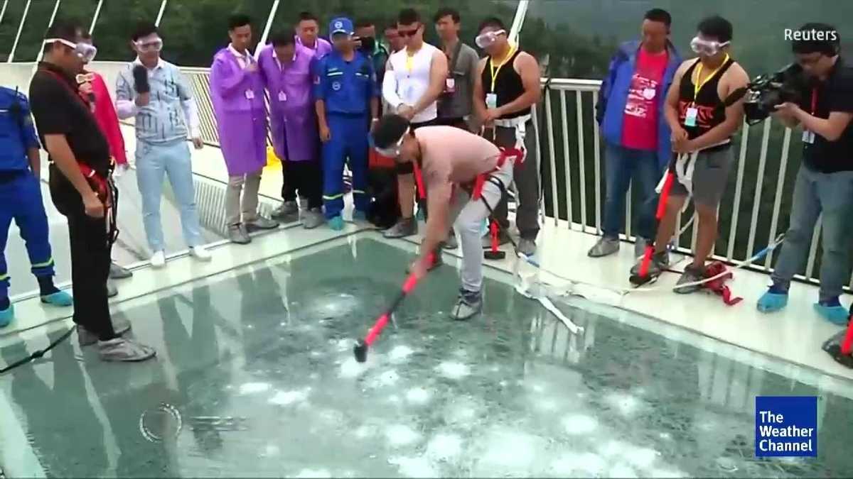 Highest Glass Bridge Opens In China