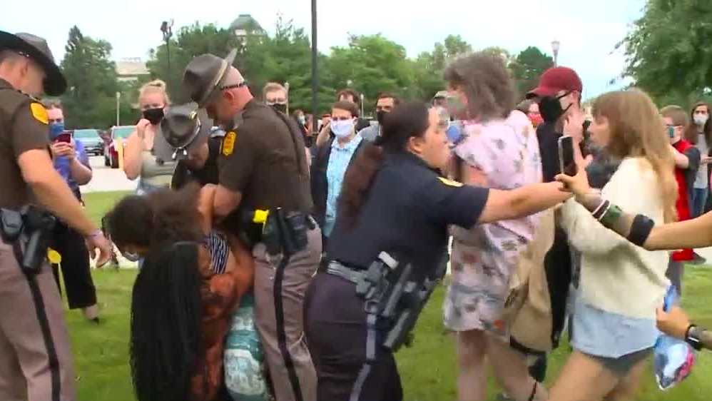 Iowa agrees to pay $5K to 4 protesters banned from Capitol