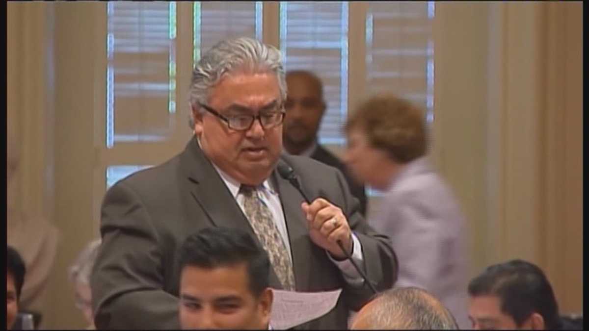Sen. Ron Calderon goes on leave, keeps paycheck