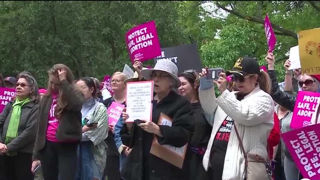 Pro-choice groups rally in Albuquerque to protest abortion ban laws