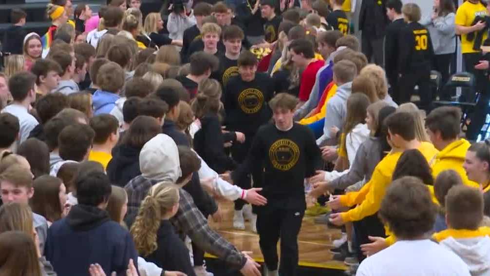 Iowa community hosts pep rally honoring first responders