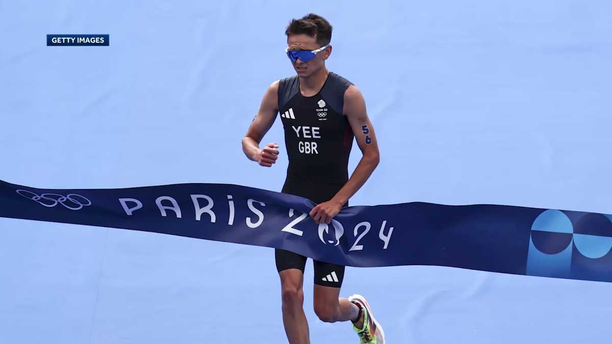 Paris Olympics spectators take in triathlon event
