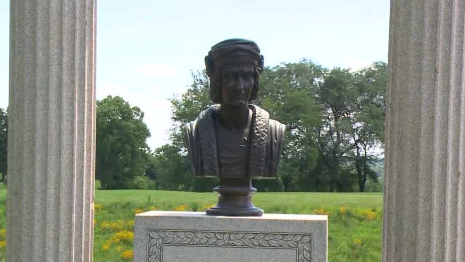Protesters deliver letter demanding for Iowa Capitol monuments to be ...