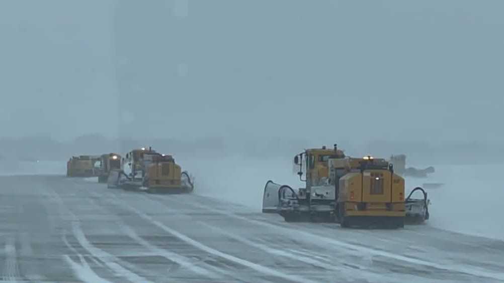 Snow team effort keeps Milwaukee's airport open