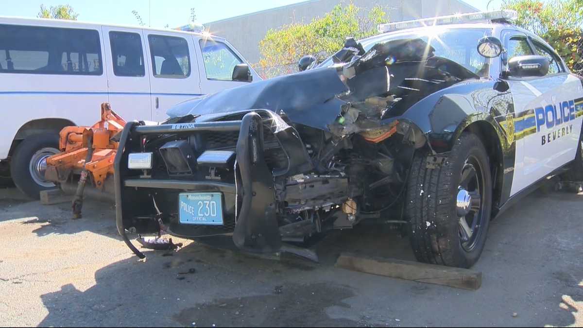 Cruiser crashes into telephone pole
