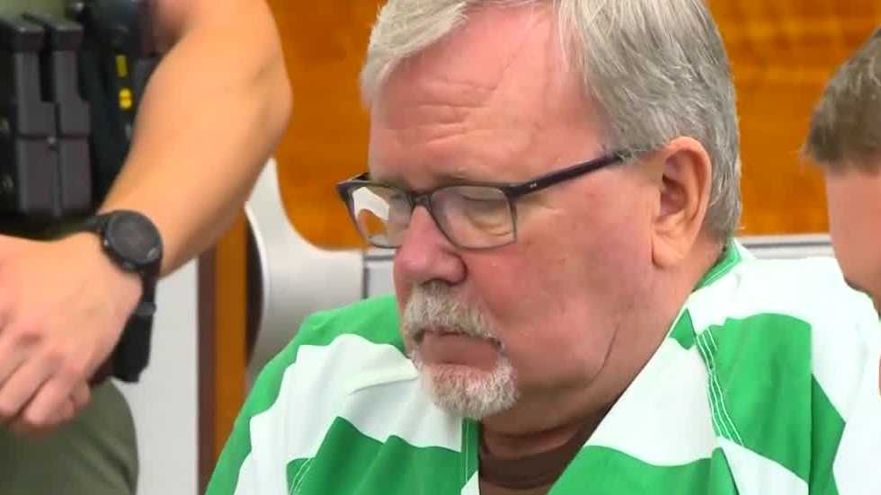 Lynn Lindaman, Iowa doctor convicted of sex abuse, pleads guilty to ...