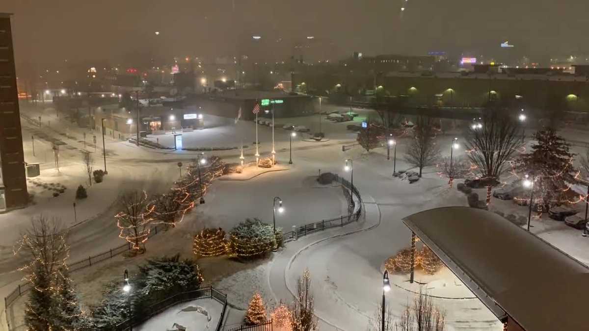 Video: Time lapse shows snow piling up in Manchester
