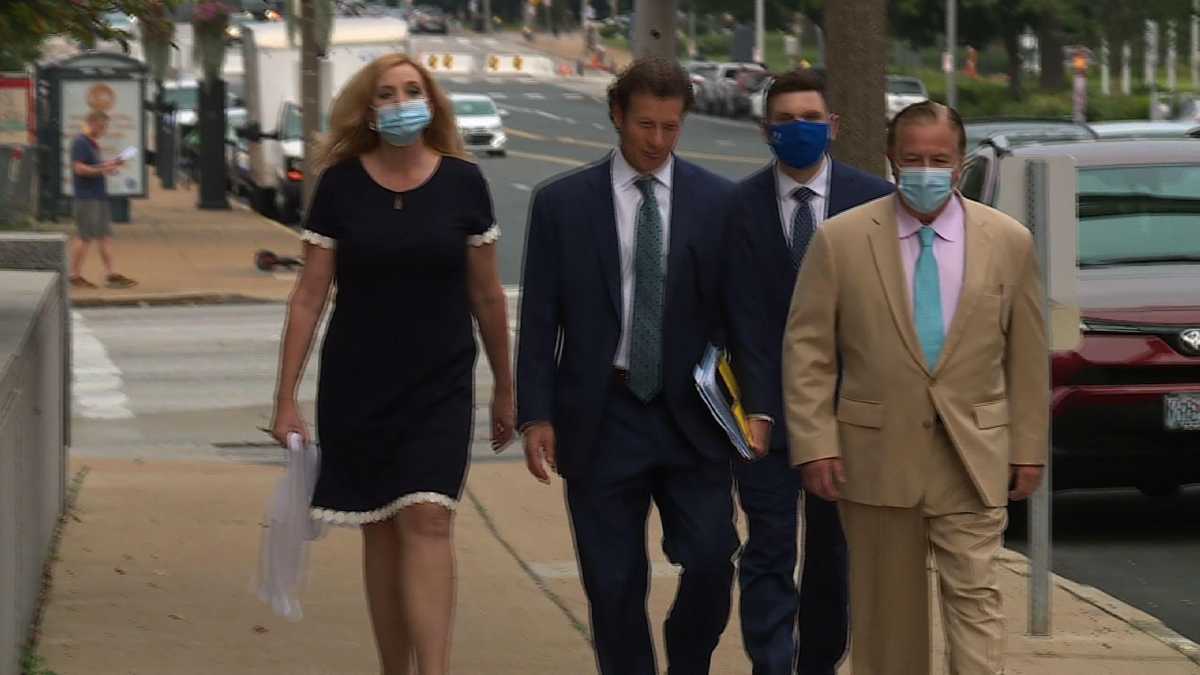 St Louis Couple Who Waved Guns At Protest Plead Not Guilty