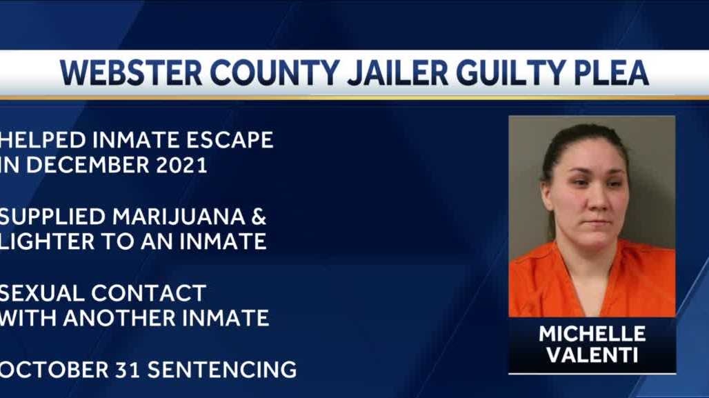 Former Iowa corrections who had sexual contact with inmate pleads guilty