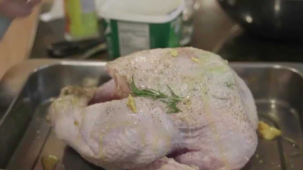 Consumer Reports shares safe Thanksgiving turkey preparation tips
