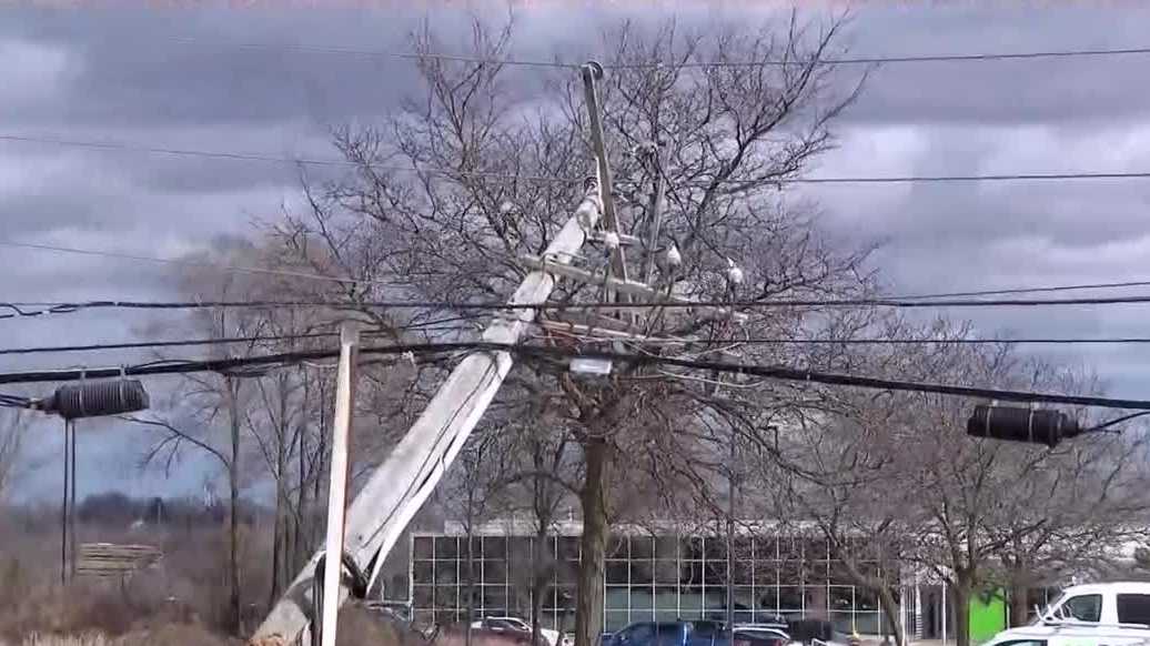 High winds cause power outages across southeastern Wisconsin