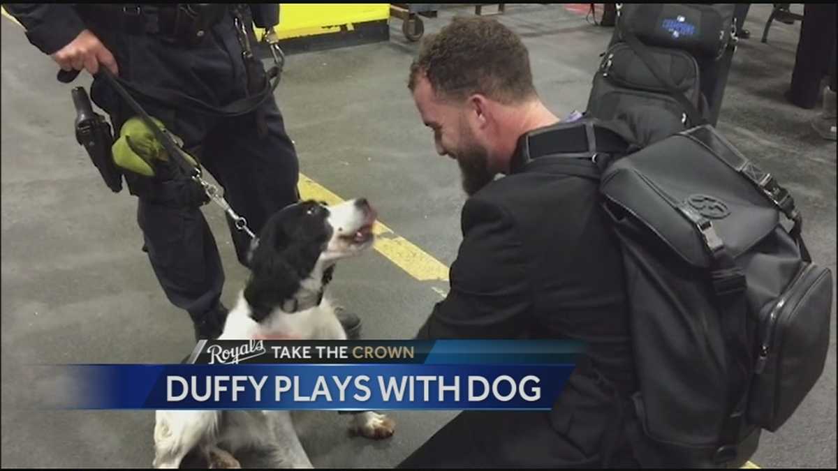 Duffy takes moment with security dog after ALCS game