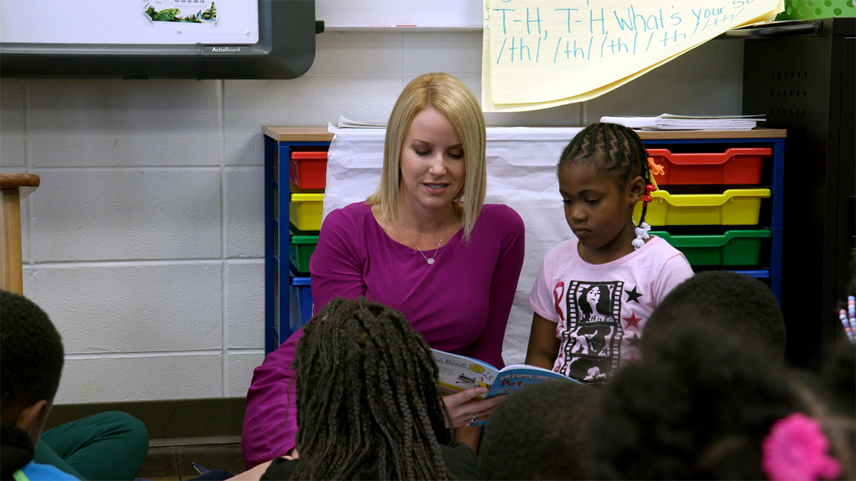 WVTM 13 anchors read to children for Birmingham Reads Day