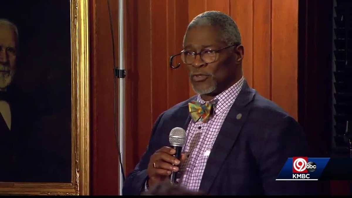 Mayor Sly James calls for Jolie Justus to win mayoral race