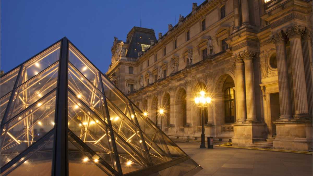 France closes the Louvre, staff walk out amid virus fears