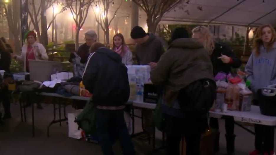 Volunteers spread holiday cheer for those experiencing homelessness on ...